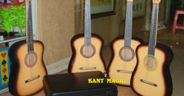 3 APPEARING GUITARS FROM SUITCASE - KM0460