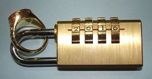 COMBINATION PADLOCK MYSTERY - KM0368